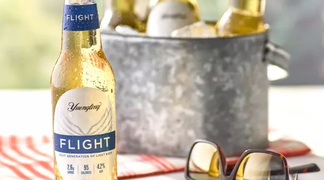 Yuengling dia mitsambikina amin'ny lamasinina ambany-cal miaraka amin'ny Yuengling FLIGHT Lager vaovao