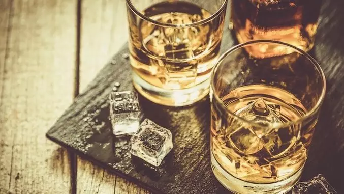 6 Whiskeys Genim Ku Vexwin Berî ku Hevalên Xwe Wan Keşif Bikin