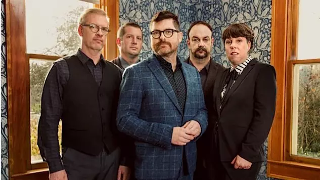 The Decemberists anuncian 3 conciertos en streaming después de cancelar la gira de verano