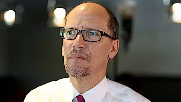 ထူးထူးဆန်းဆန်း—Bland Centrist နှင့် Sentient Yawn Tom Perez သည် ဒီမိုကရက်များအတွက် ငွေကြေးရှာဖွေခြင်းတွင် နစ်မြုပ်နေသည်