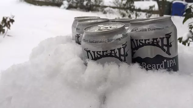 Bierporno: bier in de sneeuw