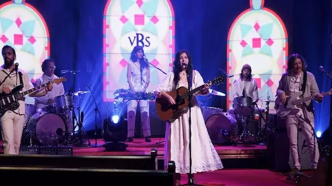 Féach ar Lucy Dacus Déan “VBS” ar The Tonight Show