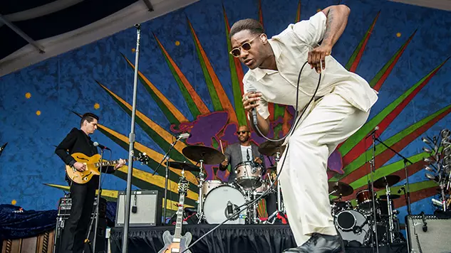 Fotoj: New Orleans Jazz & Heritage Festival Day One kun Leon Bridges, Harry Connick Jr. kaj NAS