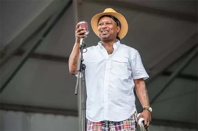 Fotoj: New Orleans Jazz & Heritage Festival Day One kun Leon Bridges, Harry Connick Jr. kaj NAS 128257_11