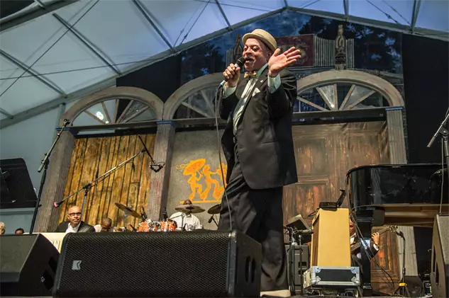 Iifoto: New Orleans Jazz & Heritage Festival Day One with Leon Bridges, Harry Connick Jr. kunye neNAS 128257_4