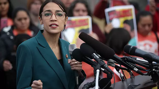 Rigardu Alexandria Ocasio-Cortez Ilustri Ĝuste Kiel Rompitaj Niaj Kampanjaj Financaj Leĝoj Vere Estas