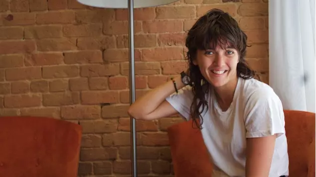 Courtney Barnett Amalankhula Za Mphamvu ya Live Performance pa The Paste Podcast