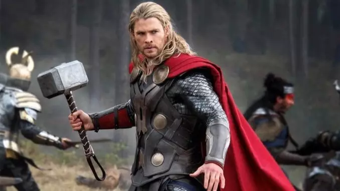 Chris Hemsworth fait tomber le marteau