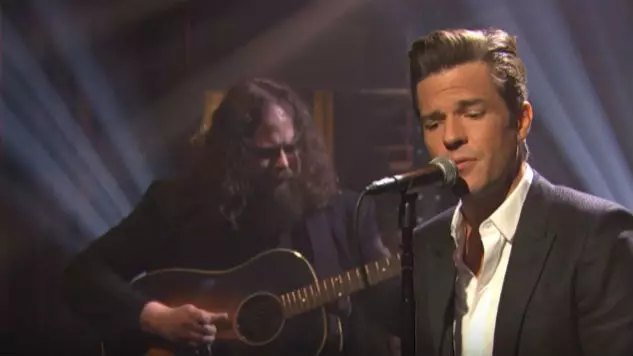 Féach ar Brandon Flowers Déan Leagan Fuaimiúil de