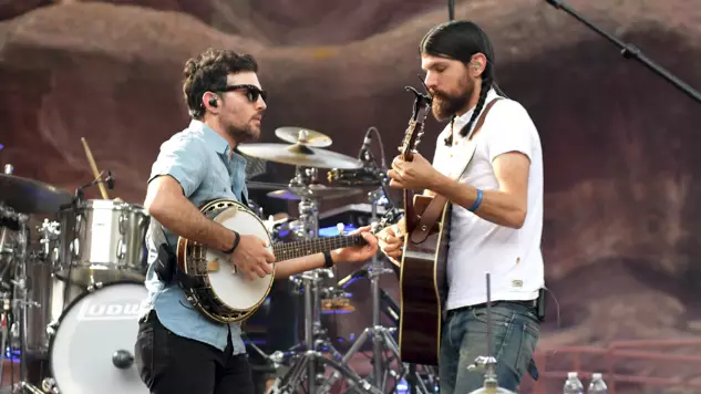 Az Avett Brothers új kislemezt adott ki a „Trouble Letting Go” címmel, kulisszák mögötti videóval