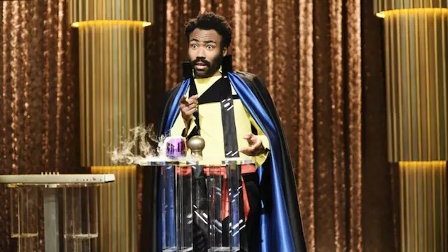 Buail nó Iníon a bhí ag Donald Glover ar Oíche Shathairn thar a bheith suarach