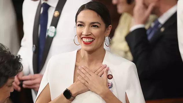 Alexandria Ocasio-Cortez Qhia Txog Green New Deal Resolution