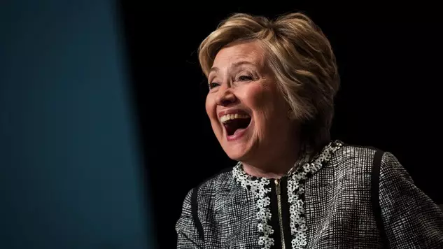 Hillary Clinton, große Verkäuferin von Brücken, beschließt, ein paar zu verbrennen