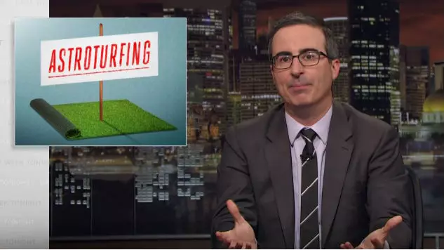 John Oliver เกลียด Astroturf (ไม่ใช่แบบนั้น)