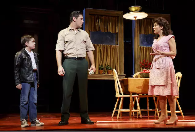 Adolygiad: A Bronx Tale: A New Musical