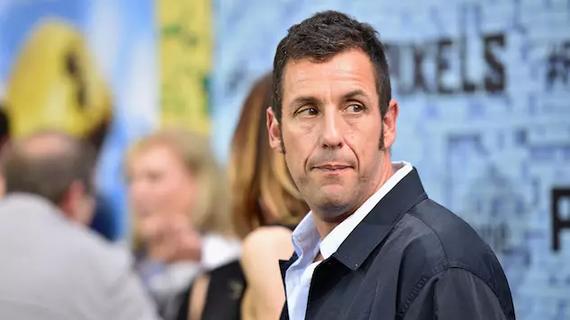 Adam Sandler Kannda dört minutlyk el çarpyşmadan soň kanuny Oskar Buzz döredýär