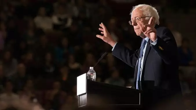 Féach ar Bernie Sanders Ag Seachadadh Urlár Urlár Impire ag cur i gcéill Poblachtánaigh an tSeanaid