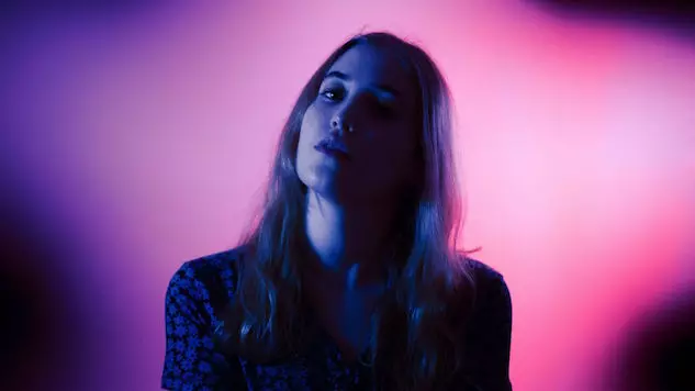 Hatchie သည် သူမ၏ Dazzling Debut, Keepsake တွင် Dream Pop Tropes ကို အံတုသည်။