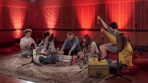 Superorganism Cover MGMT, Post Malone em diversão