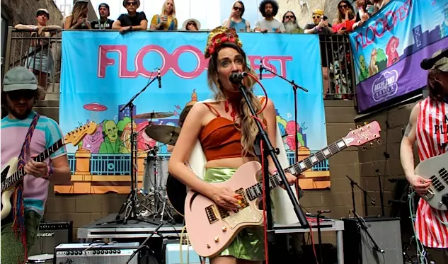 SXSW Music Day 5 Kulminaĵoj: Usonaj Knabinoj, Kurt Vile, Hop Along, Speedy Ortiz 36148_4