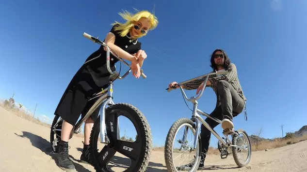 Conor Oberst és Phoebe Bridgers a Haunting New Band-ben, a Better Oblivion Community Centerben