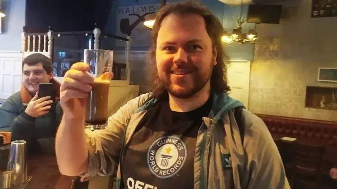 Welsh Man Anotyora Guinness World Record, Kunwa mu56 Pubs mumaawa makumi maviri nemana