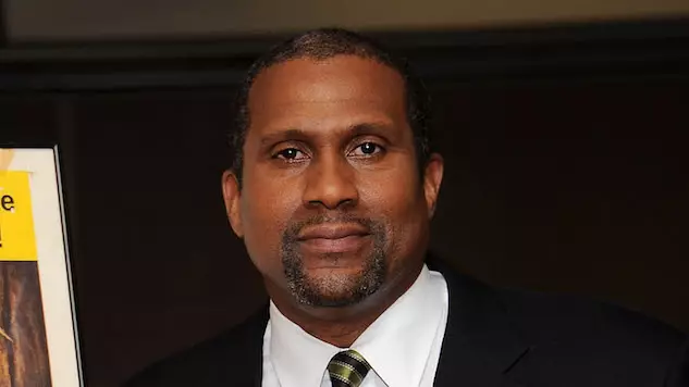 PBS ने लैंगिक गैरवर्तन चौकशी दरम्यान Tavis Smiley ला निलंबित केले