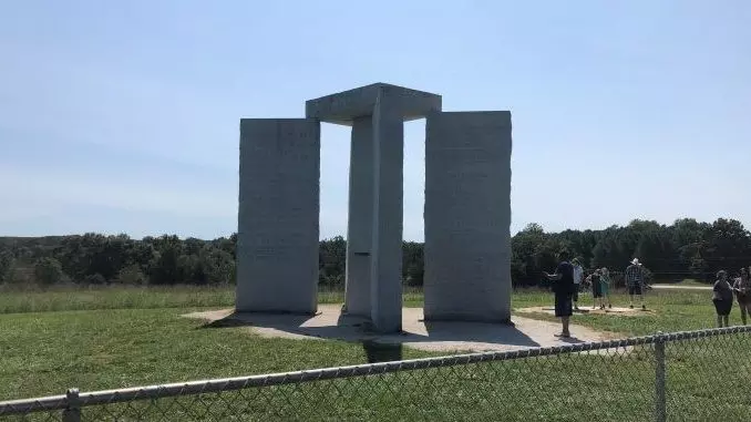 Georgia Guidestones: zergatik suntsitu zen Amerikako monumenturik misteriotsu eta gaizki ulertua