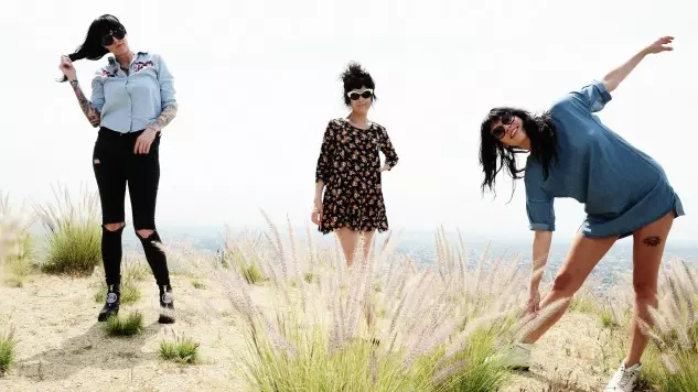 Exkluzívne: The Coathangers tvoria Ghoulish Cheer Squad in