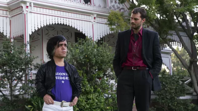 Peter Dinklage és Jamie Dornan valószínűtlen barátságot kötött az HBO My Dinner with Herve előzetesében