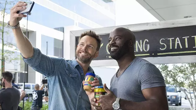 Montre Joel McHale a soufri de ensistans li sou fòmil