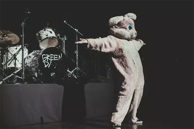 រូបថតផ្ទាល់៖ Green Day និង Giant Bunnies Storm Detroit 48919_8