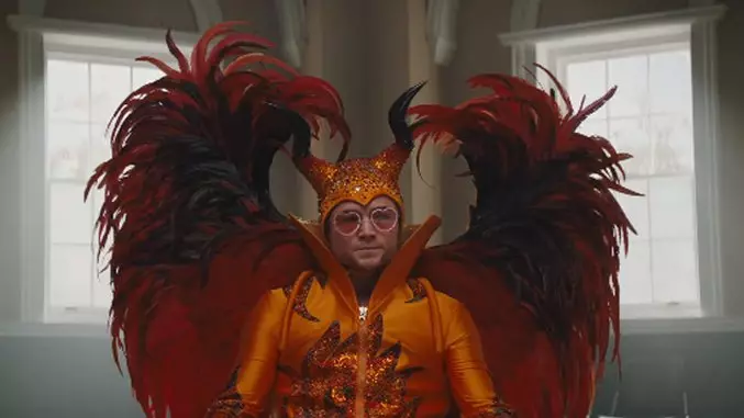 Elton John Dêra Katolîk rexne dike ji ber veberhênana li Rocketman Lê Zewaca Gay Guneh Dibêje