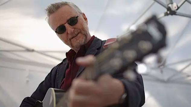 Billy Bragg Ngaleungitkeun Alt-Katuhu dina Lagu Anyar,