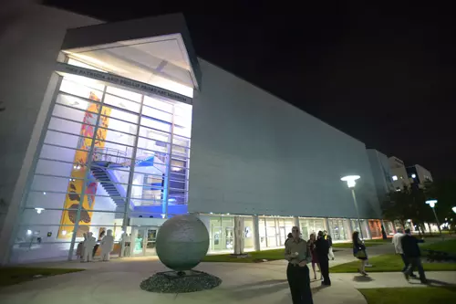 Patricia-&-Phillip-Frost-Art-Museum-FIU--exterior5---photo-by-Eduardo-Merille-web.png