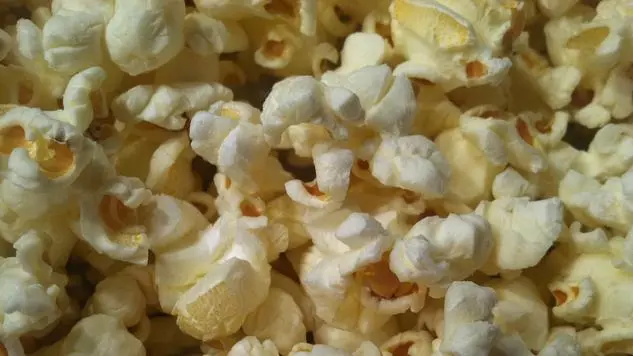 Ukufanisa ama-movie ne-Popcorn Ephelele