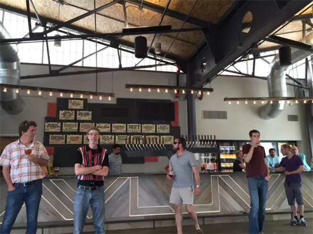 Дар дохили бинои нави Бельгияи Asheville Taproom 59512_2