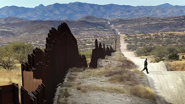 La ciutat d'Arizona demana al govern federal que retiri el cable de navalla del mur fronterer