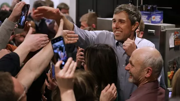 Musanyalanyaze Mphekesera Zapaintaneti: Kuti Beto O'Rourke Fundraising Conspiracy Theory Sizoona