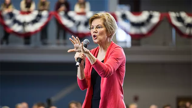 Elizabeth Warren Trid Pieni stretti għal Dawk Li Ixerrdu Disinformazzjoni tal-Votazzjoni