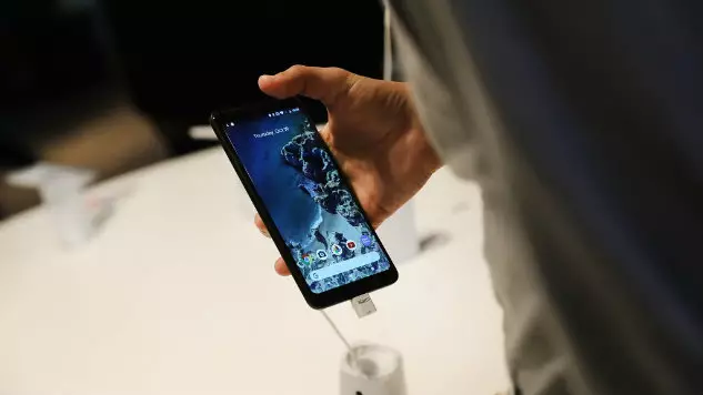 Google-k bere isiltasuna hautsi du Pixel 2 XL pantailaren polemika