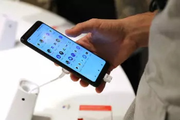 Google-k bere isiltasuna hautsi du Pixel 2 XL pantailaren polemika 65957_2