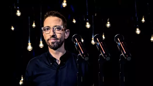 Neal Brennan combineert one-liners en menselijke emotie in 3 microfoons