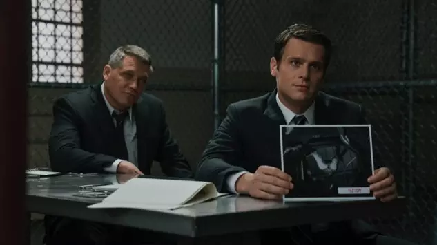 Mae Jonathan Groff Yn Dal i Gadw Gobeithion ar gyfer Tymor 3 Mindhunter yn Fyw