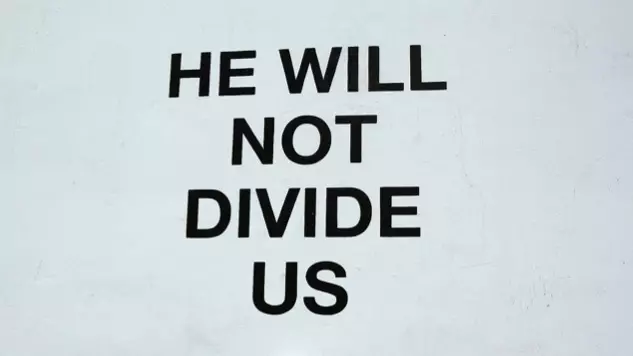 การติดตั้งงานศิลปะต่อต้านทรัมป์ของ Shia LaBeouf ได้รับ Nixed