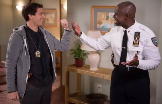 Nyochaa Brooklyn Nine-Nine: “Ekeresimesi” (Nkebi 1.11)