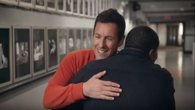 Adam Sandler jwenn akeyi tounen nan SNL pa yon je mouri Kenan Thompson nan piblisite twoublan sa a