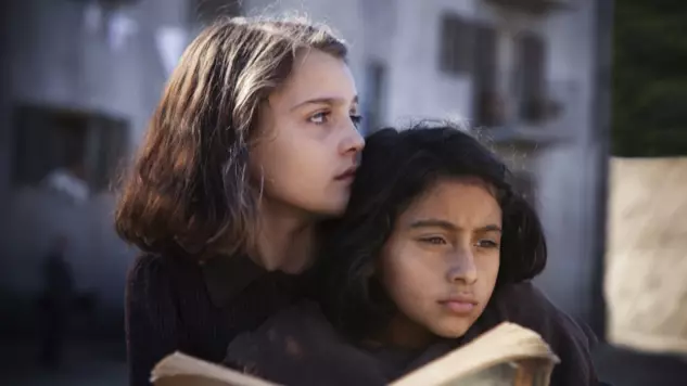 Matamata i le Fa'ata'ita'iga Muamua mo le HBO's Elena Ferrante Adaptation My Brilliant Friend