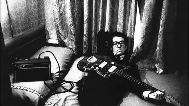 Musik Tidak Setia & Tinta Menghilang oleh Elvis Costello Review