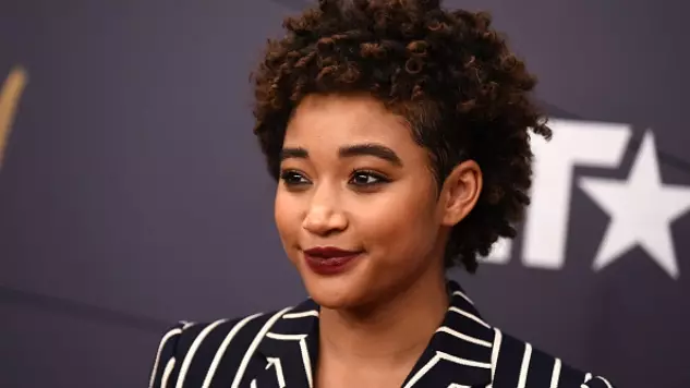 U-Amandla Stenberg ukhusela indima yakhe kwifilimu ezayo ephikisanayo apho izandla zichukumisayo, ezibekwe ngexesha lokuBulawa kwabantu ngenkohlakalo.